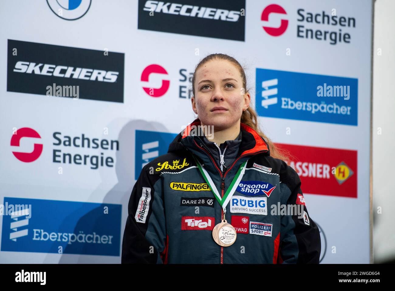 Lisa Schulte (Oesterreich) freut sich bei der Siegerehrung auf dem ...