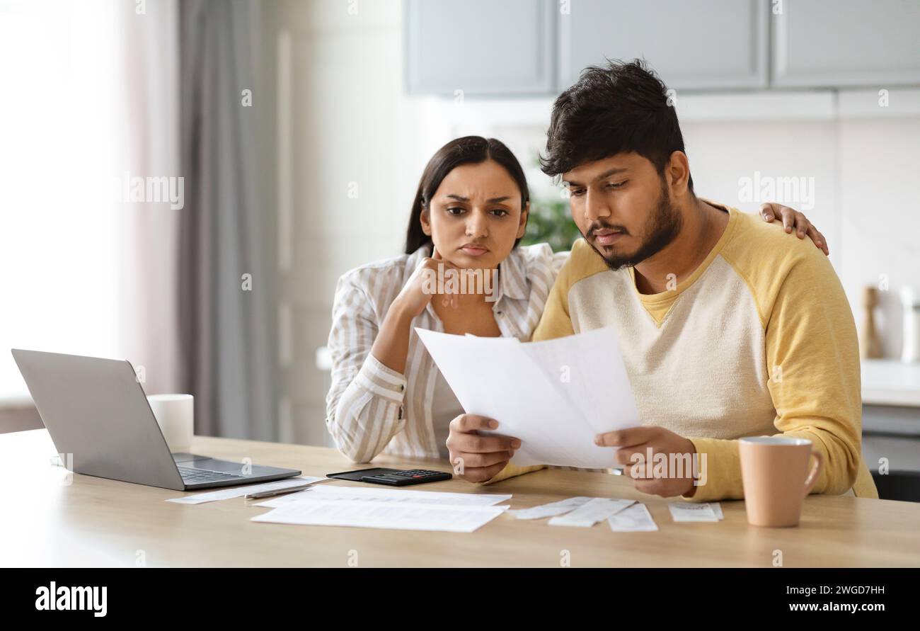 Paying bills family sad hi-res stock photography and images - Alamy