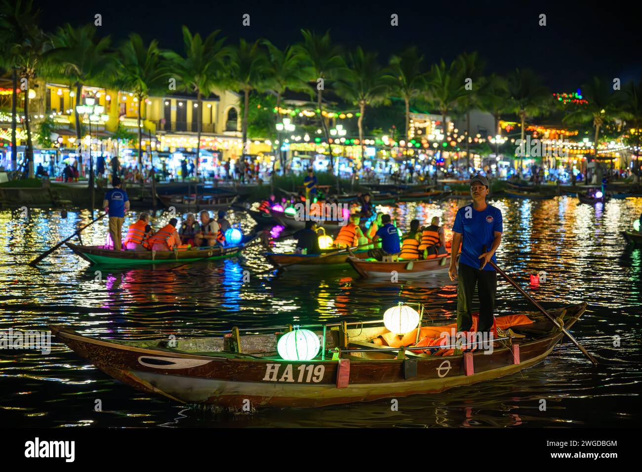 Illuminated Lantern Boats on the Thu Bon river at night, Hoi An ...