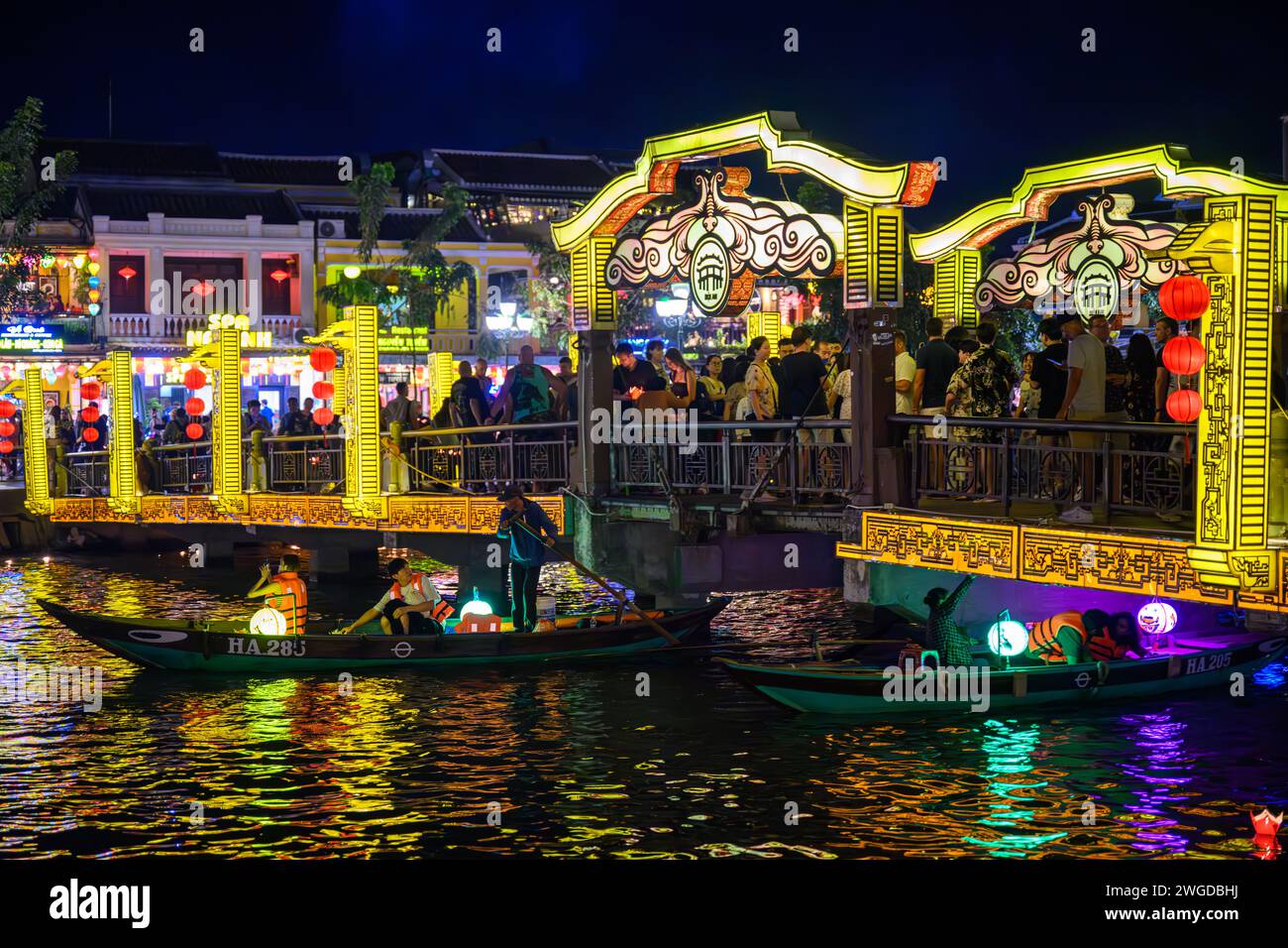 Illuminated Lantern Boats on the Thu Bon river at night, Hoi An ...