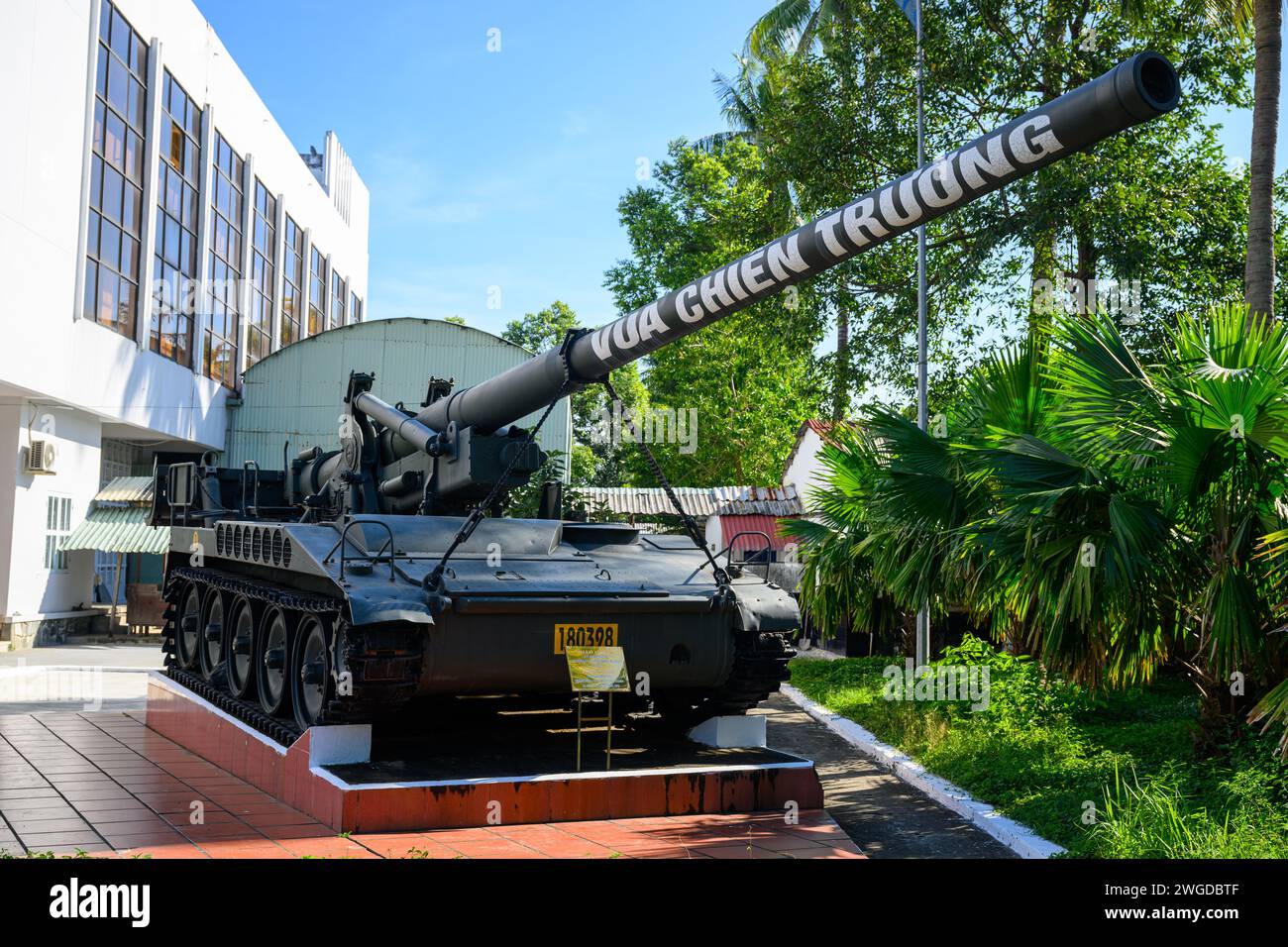 A captured, historic, 175mm US Army self-propelled gun (The Battlefield ...