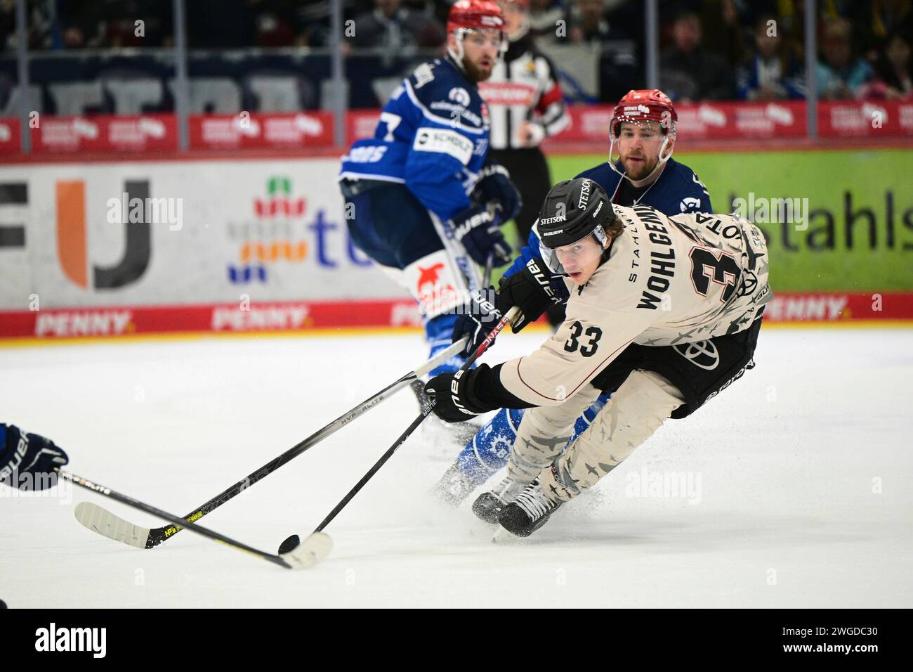 Schwenningen, Deutschland. 04th Feb, 2024. (v.l.n.r.) Tim Wohlgemuth ...
