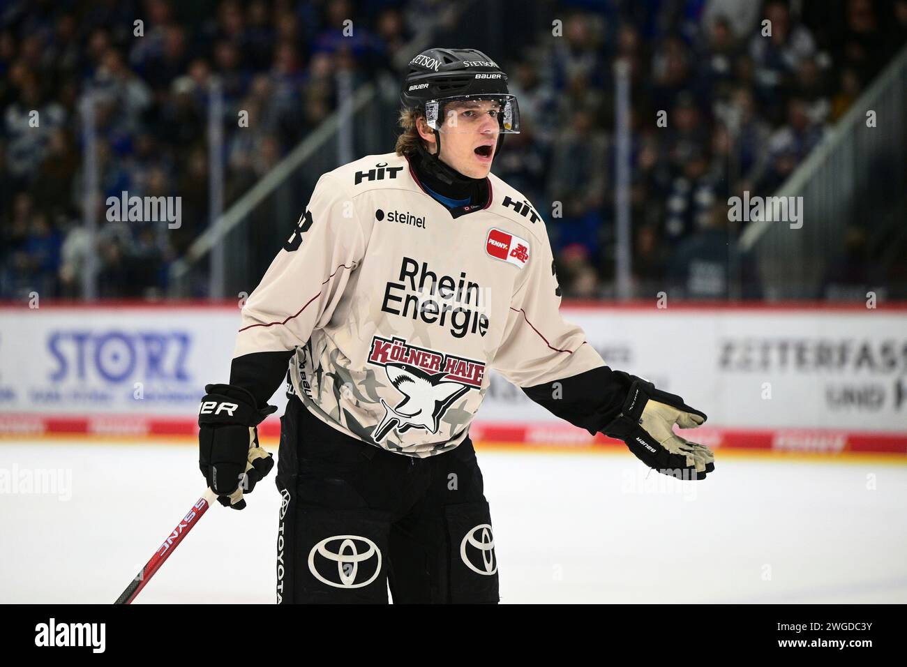 Schwenningen, Deutschland. 04th Feb, 2024. Tim Wohlgemuth (Koelner Haie ...