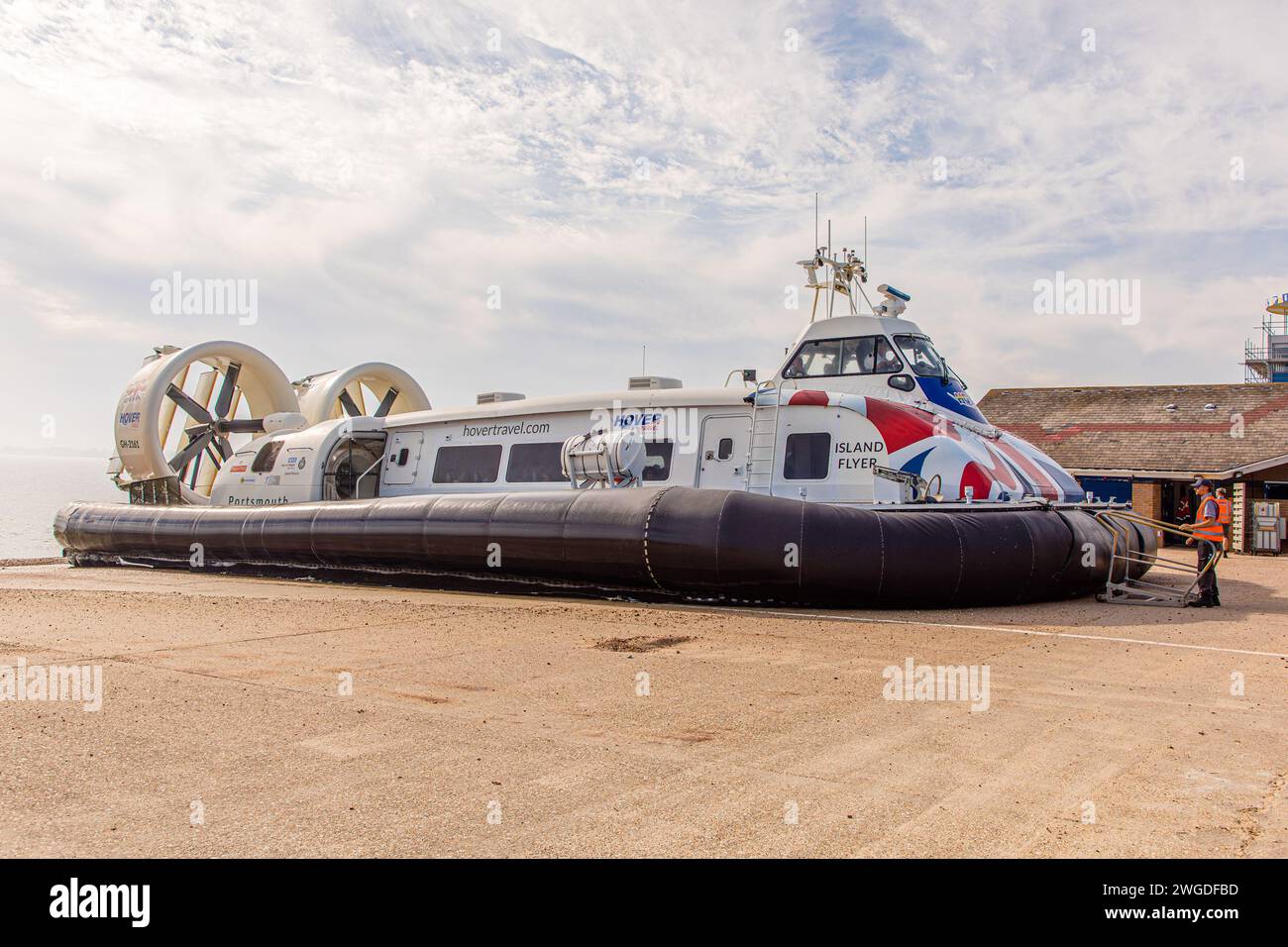 Solent Hovercraft Portsmouth Southsea to Isle of Wight IOW crossing ...