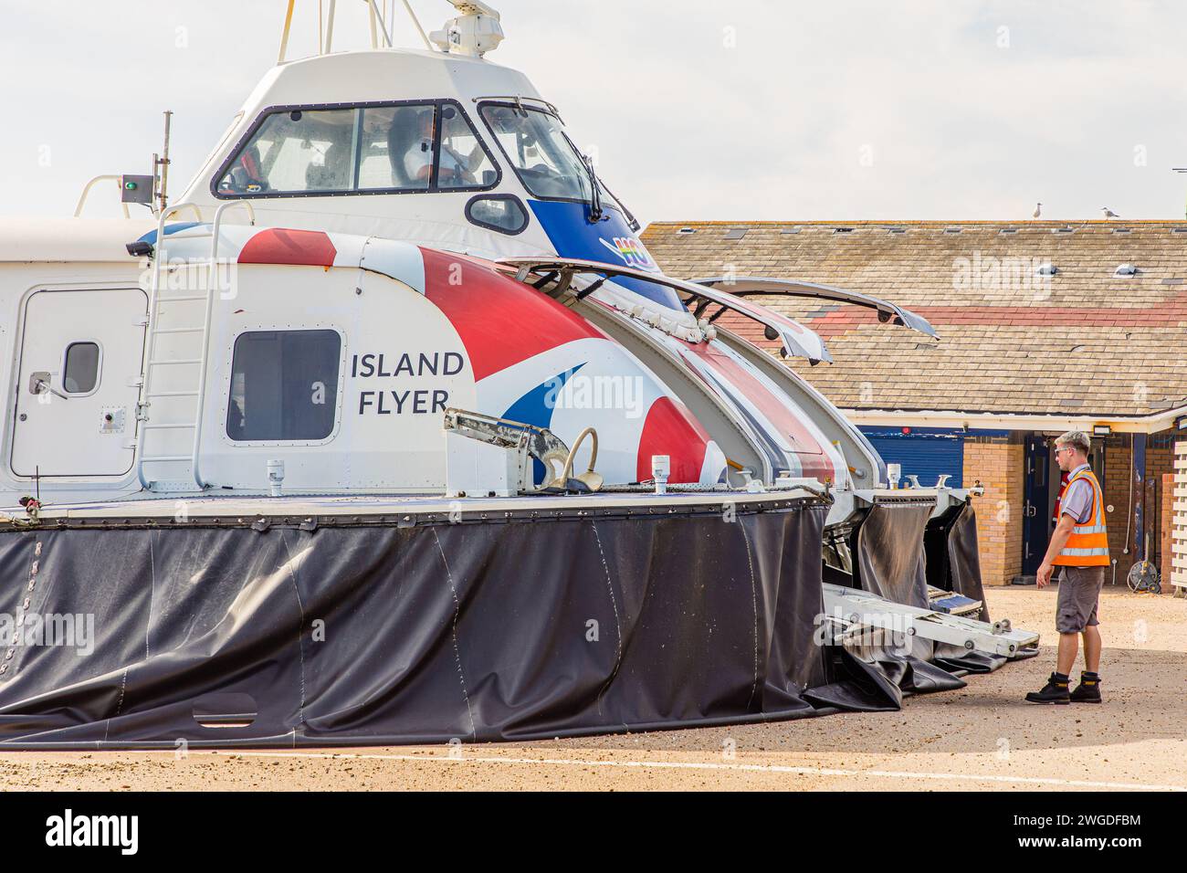 Solent Hovercraft Portsmouth Southsea to Isle of Wight IOW crossing ...