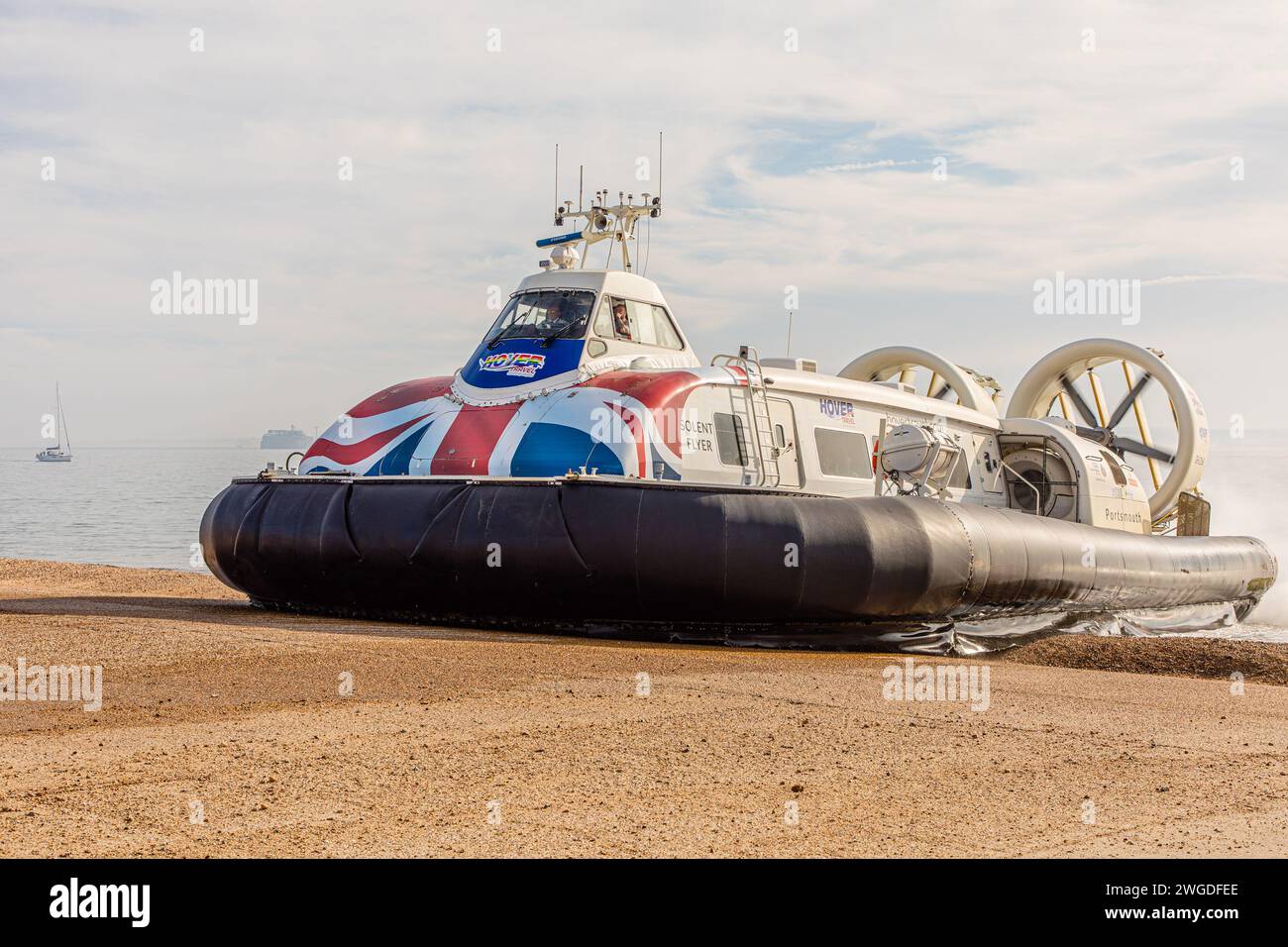 Solent Hovercraft Portsmouth Southsea to Isle of Wight IOW crossing ...