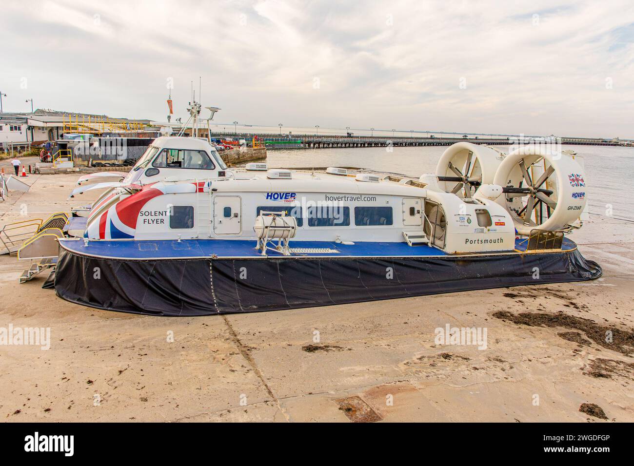 Hovercraft land hi-res stock photography and images - Alamy