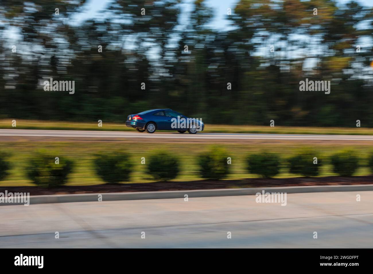 Car speeding on the Interstate 10 highway, Louisiana Stock Photo - Alamy