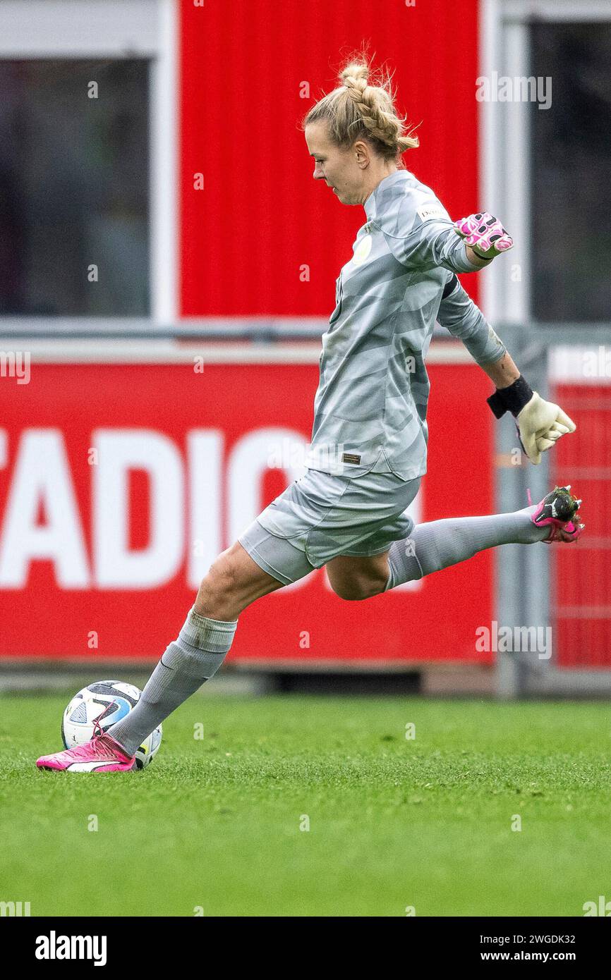 Merle Frohms (VfL Wolfsburg, #01) klaert den Ball im Feld. Fussball ...