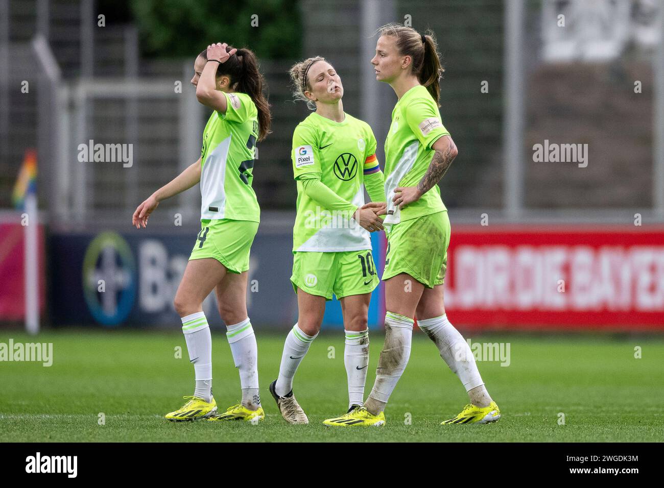 Waehrend die Leverkusenerinnen jubeln zeigen Nuria Rabano Blanco (VfL ...