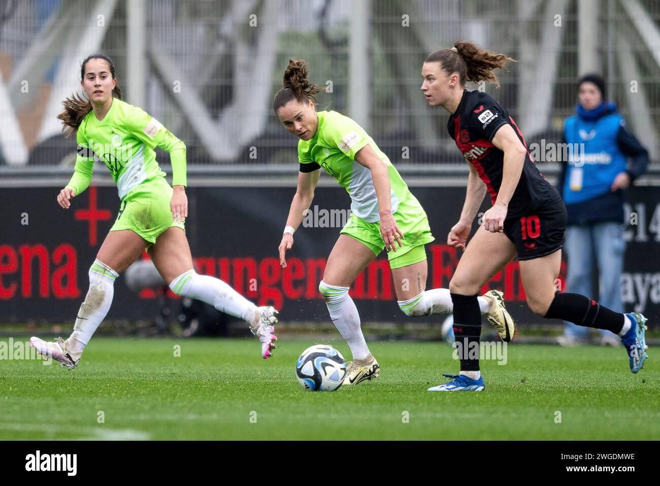 Sprintduell zwischen Synne Skinnes Hansen (Bayer 04 Leverkusen, #10 ...
