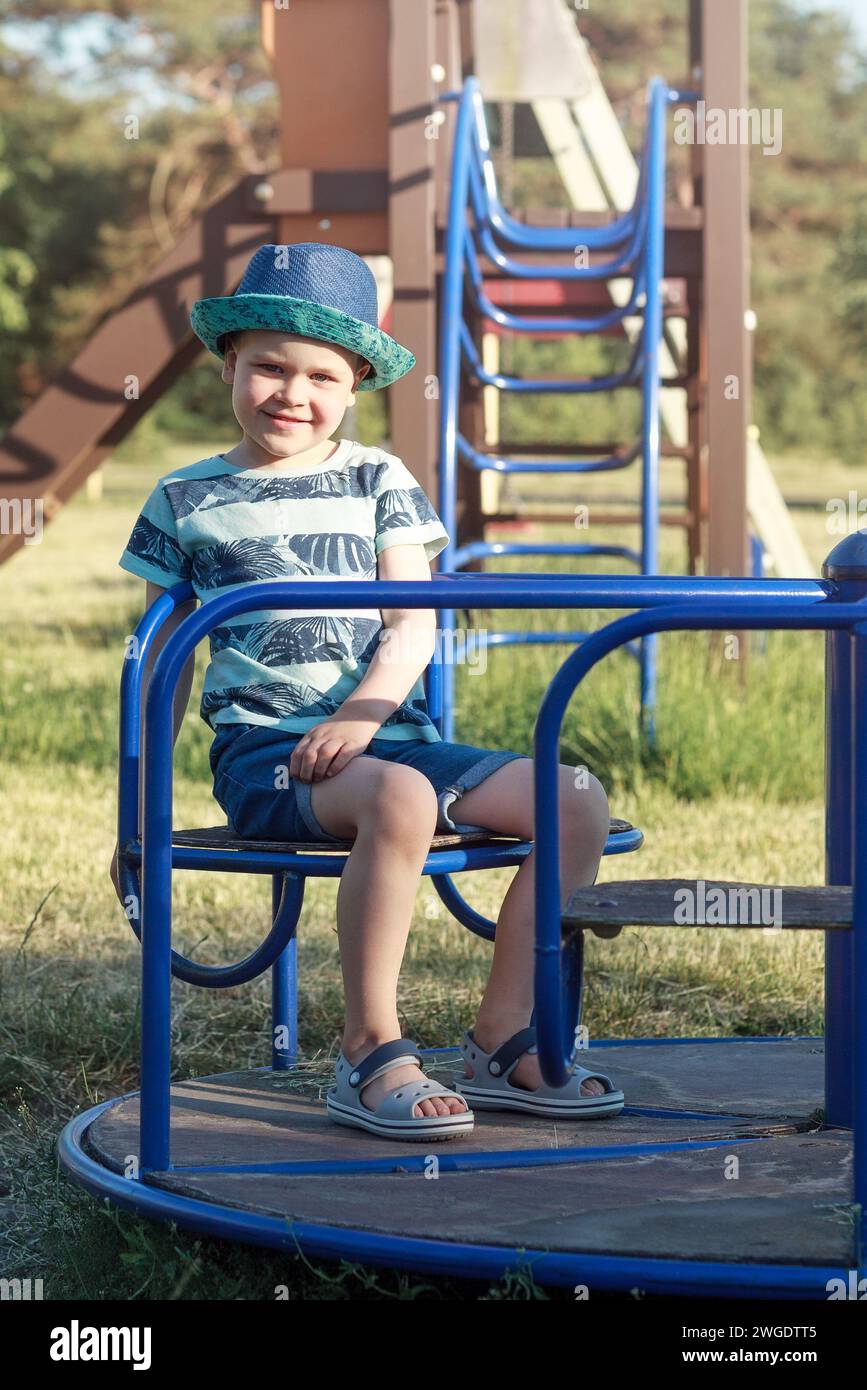 Boy sat down hi-res stock photography and images - Alamy