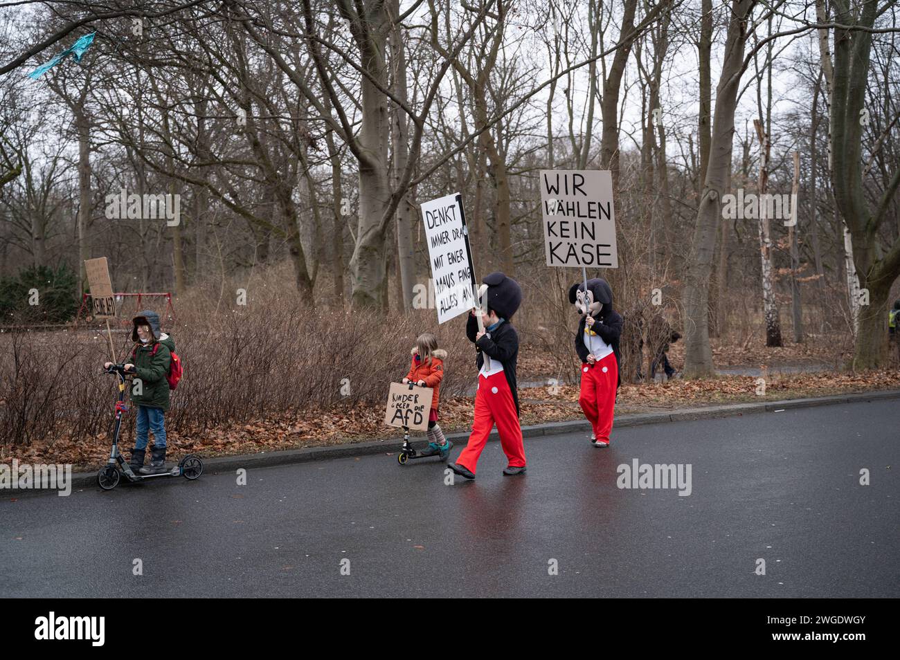 03.02.2024, Berlin, Deutschland, Europa - Teilnehmer im Mickey-Mouse ...