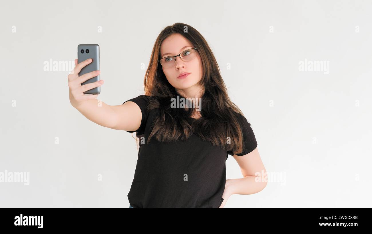 Mobile selfie digital lifestyle influencer girl Stock Photo - Alamy