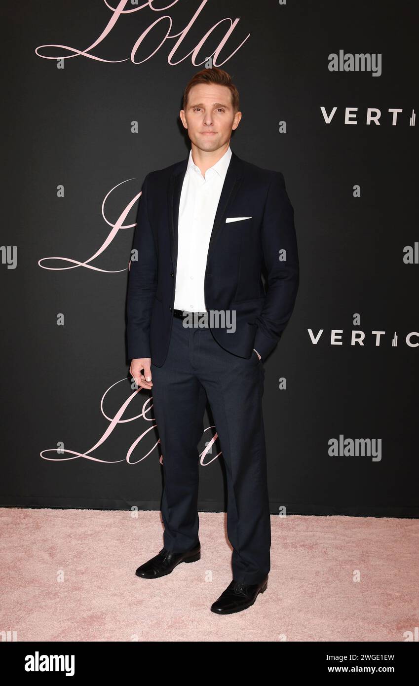LOS ANGELES, CALIFORNIA - FEBRUARY 03: Kevin Thoms arrives at the ...