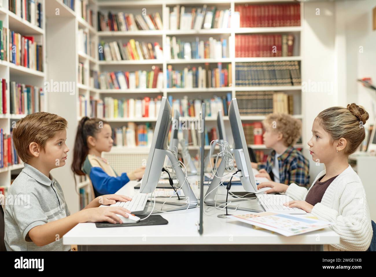 Kids computer classroom row hi-res stock photography and images - Alamy