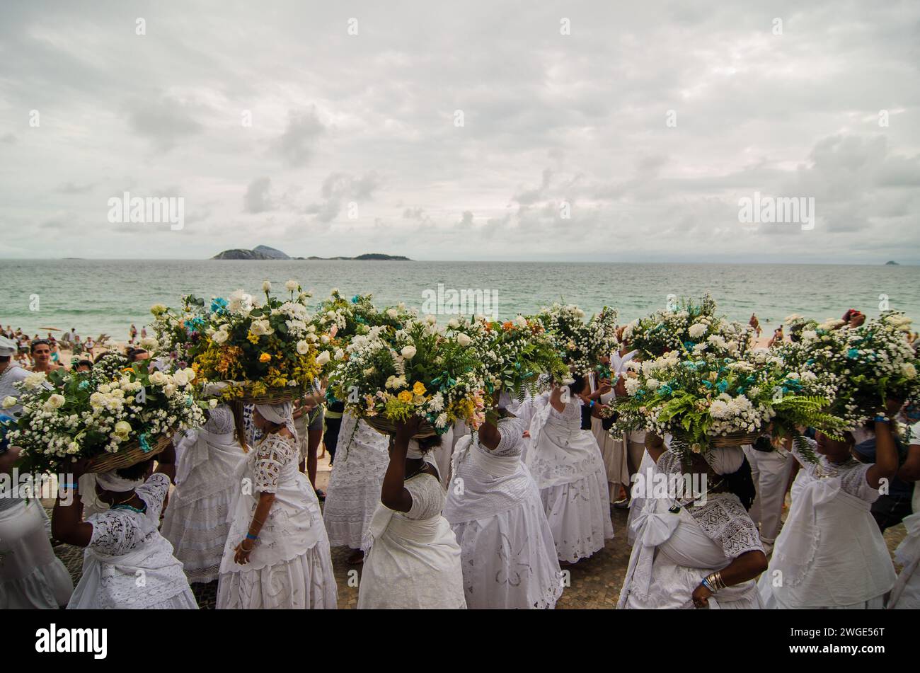 Female devotees walk to deliver offerings to Iemanjá on Iemanjá's day ...