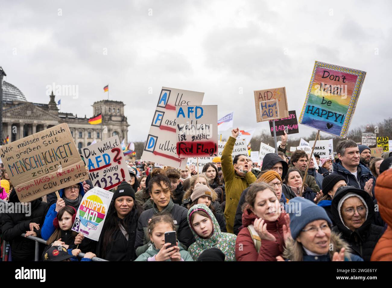 Teilnehmer einer Demonstration unter dem Motto Aktionstag Hand in Hand ...