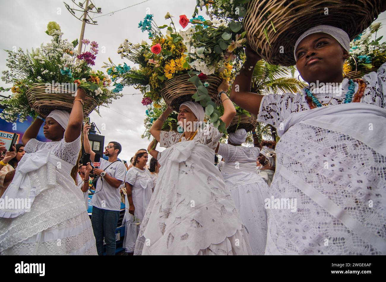 Female devotees walk to deliver offerings to Iemanjá on Iemanjá's day ...
