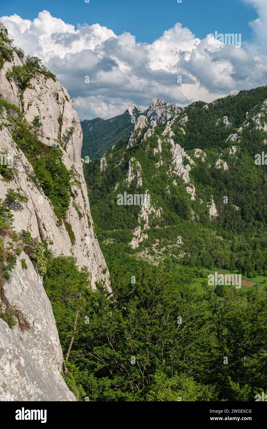 Mountaineering hiking hi-res stock photography and images - Alamy