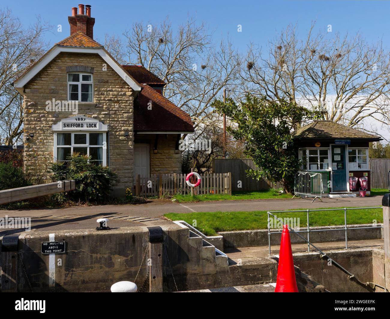 Shifford Lock with keepers house and hut in the afternoon with clear ...