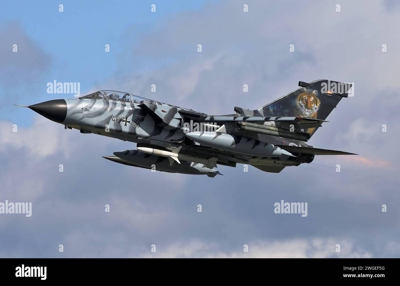 Ein Kampfflugzeug der deutschen Luftwaffe vom Typ Tornado ECR. Das ...