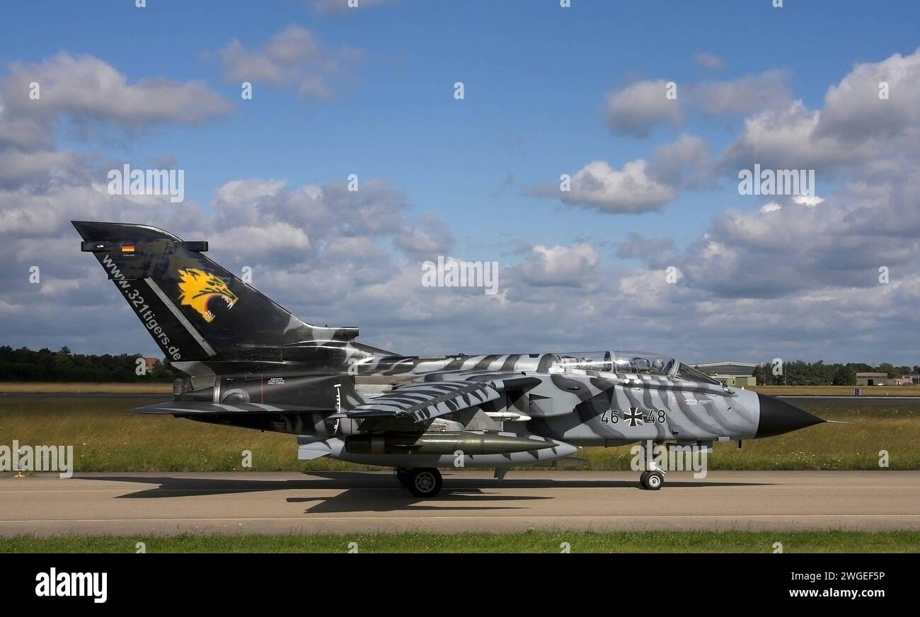 Ein Kampfflugzeug der deutschen Luftwaffe vom Typ Tornado ECR. Das ...