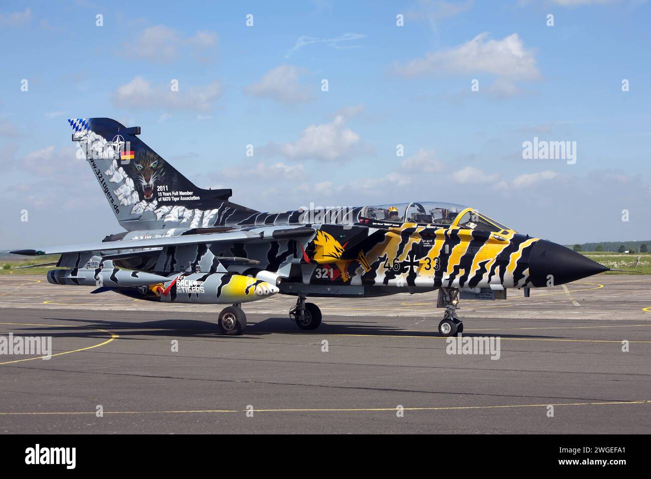 Ein Kampfflugzeug der deutschen Luftwaffe vom Typ Tornado ECR beim ...