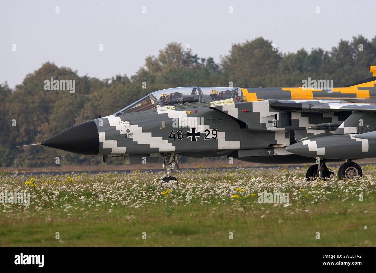 Ein Kampfflugzeug der deutschen Luftwaffe vom Typ Tornado ECR. Das ...