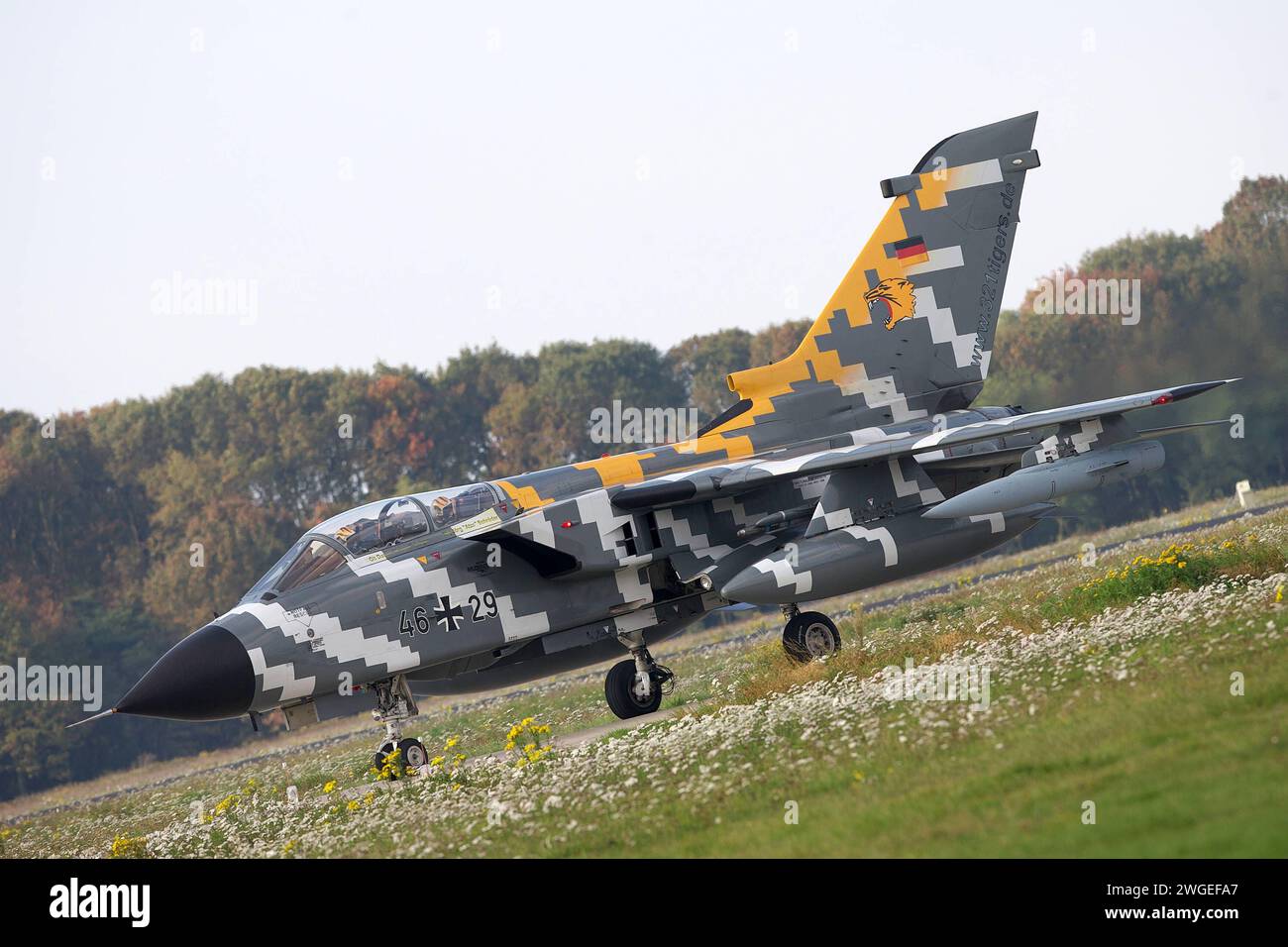 Ein Kampfflugzeug der deutschen Luftwaffe vom Typ Tornado ECR. Das ...