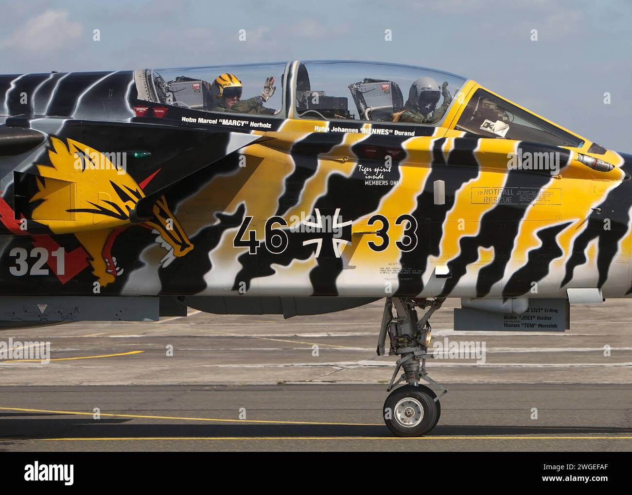 Ein Kampfflugzeug der deutschen Luftwaffe vom Typ Tornado ECR beim ...