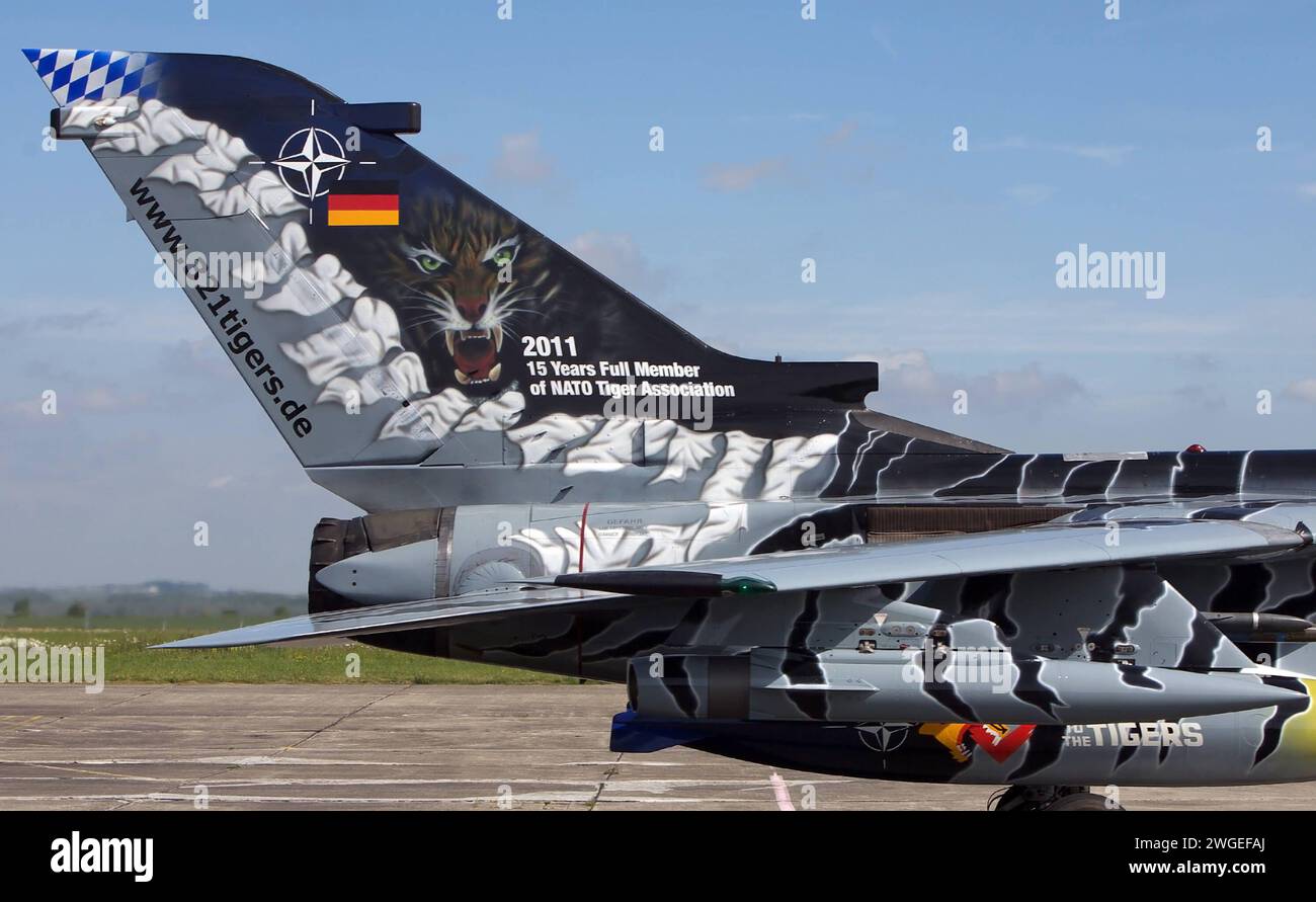 Ein Kampfflugzeug der deutschen Luftwaffe vom Typ Tornado ECR beim ...