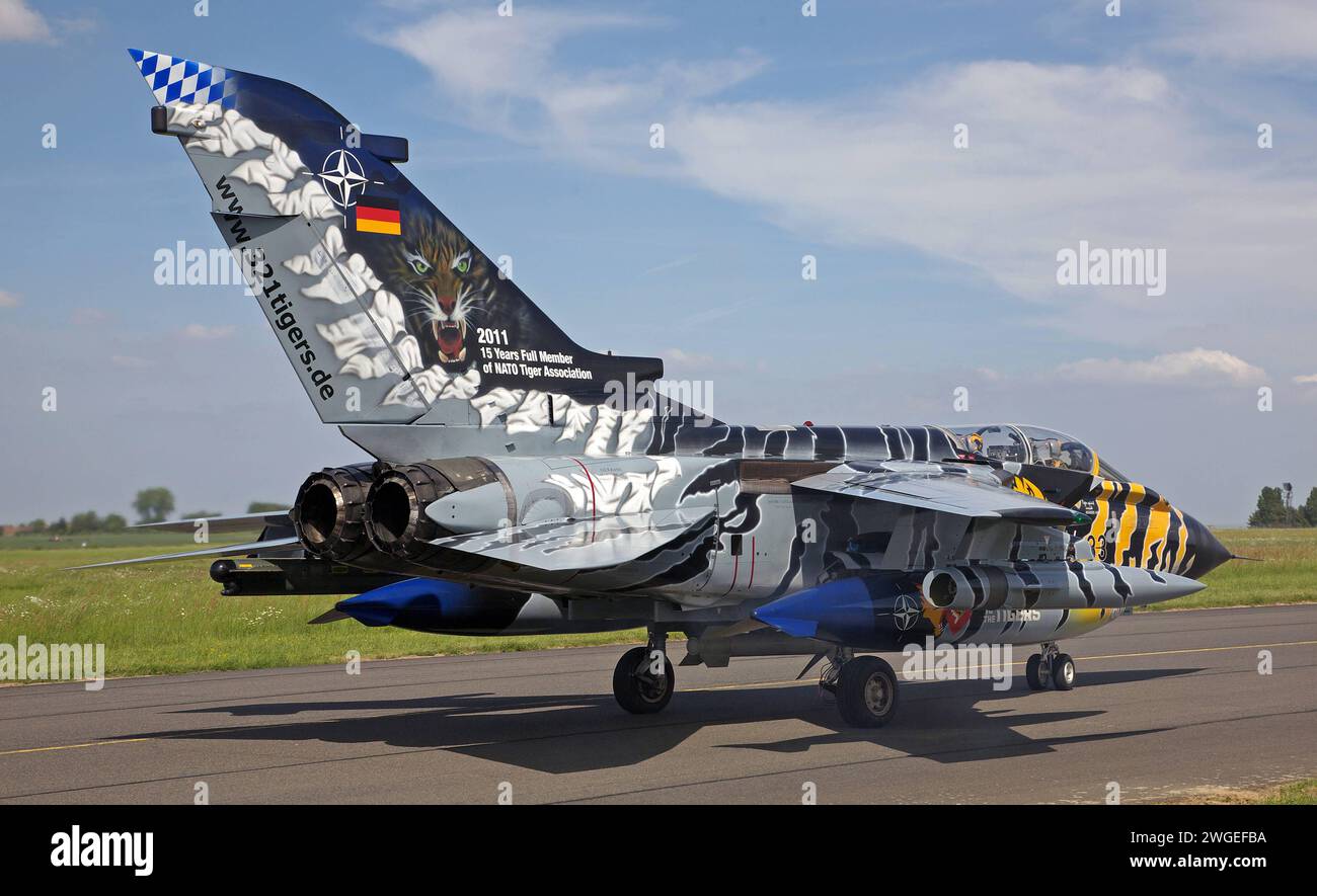 Ein Kampfflugzeug der deutschen Luftwaffe vom Typ Tornado ECR beim ...