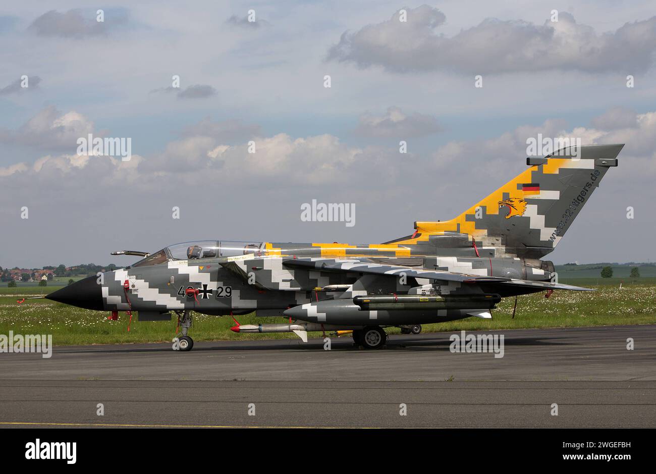 Ein Kampfflugzeug der deutschen Luftwaffe vom Typ Tornado ECR. Das ...