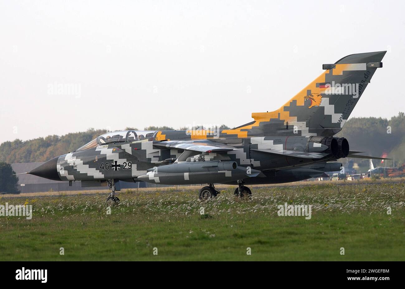 Ein Kampfflugzeug der deutschen Luftwaffe vom Typ Tornado ECR. Das ...