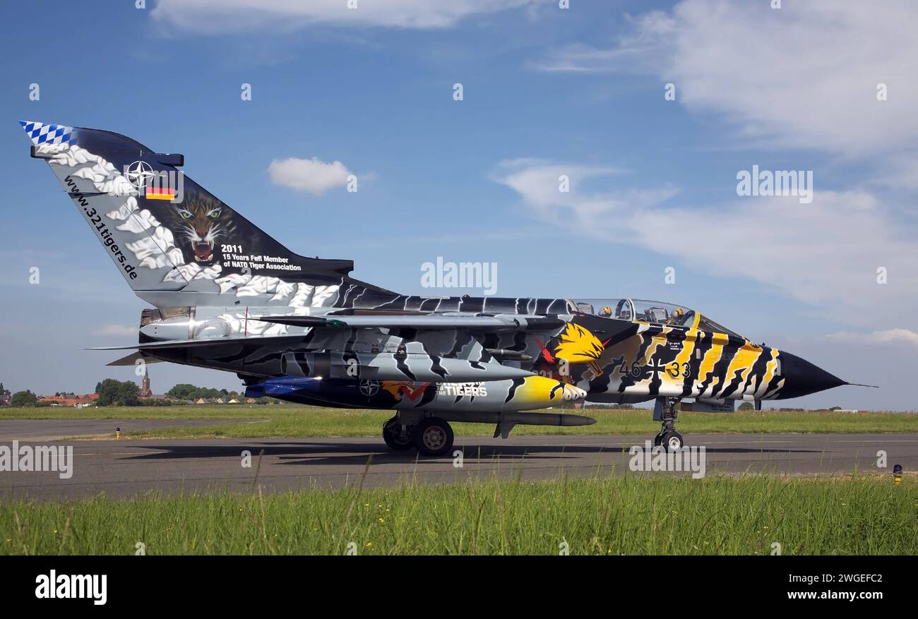 Ein Kampfflugzeug der deutschen Luftwaffe vom Typ Tornado ECR beim ...