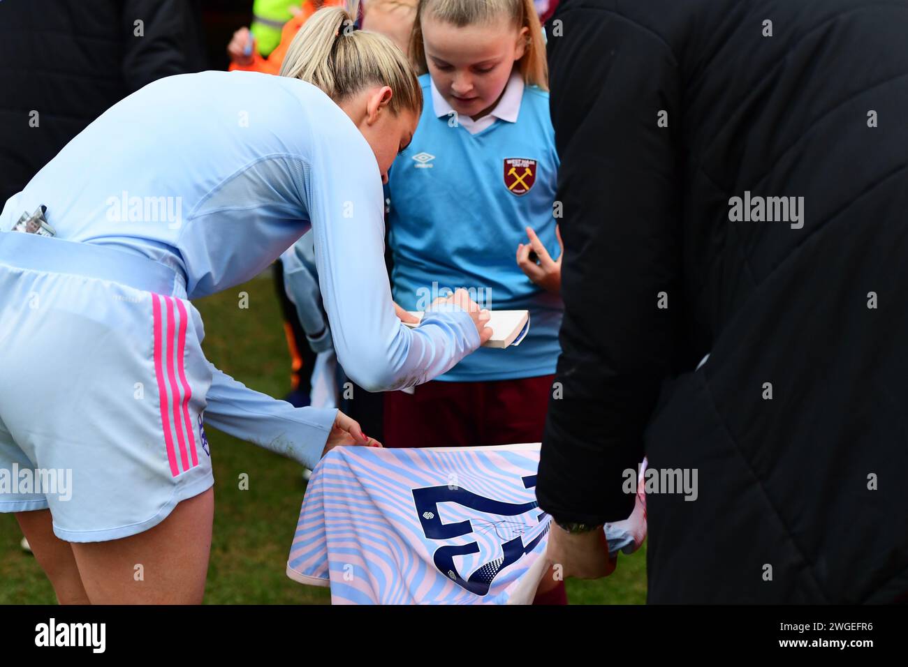 Dagenham on Sunday 4th February 2024. Alessia Russo (23 Arsenal) signs ...