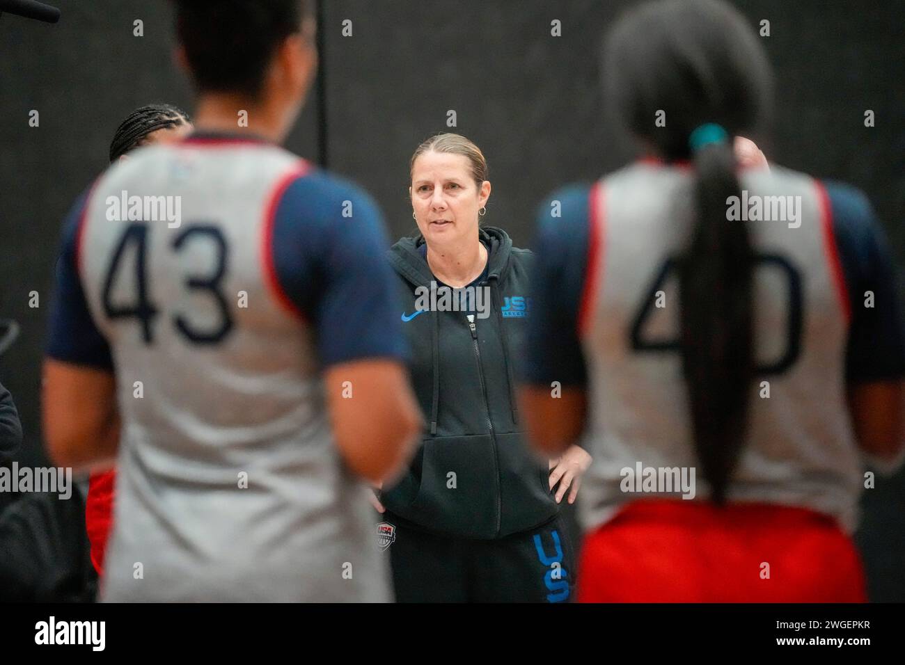The United States women's national team head coach Cheryl Reeve, center ...