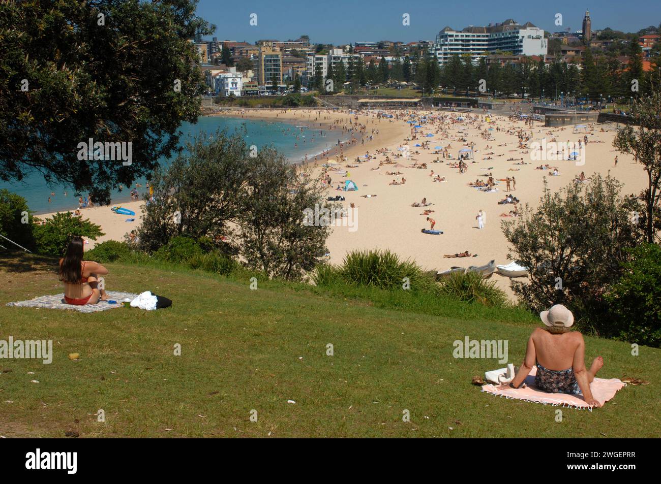 Tourists play beach volleyball beach hi-res stock photography and ...