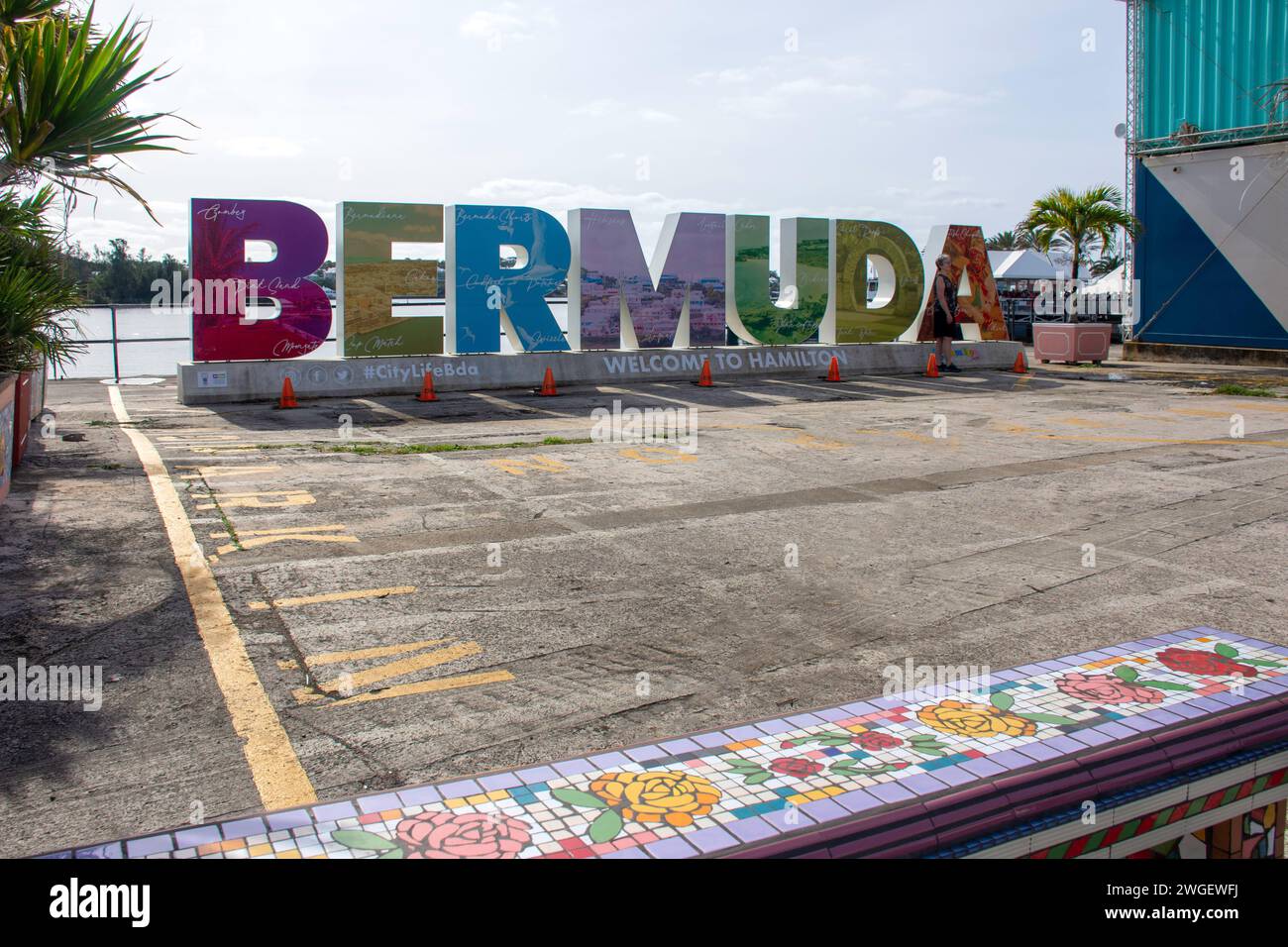 Bermuda welcome sign on waterfront bench front street harbour si hi-res ...