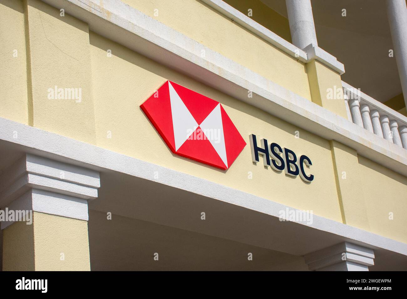 Logo on hsbc bank frontage front street banks international bank hi-res stock photography and ...