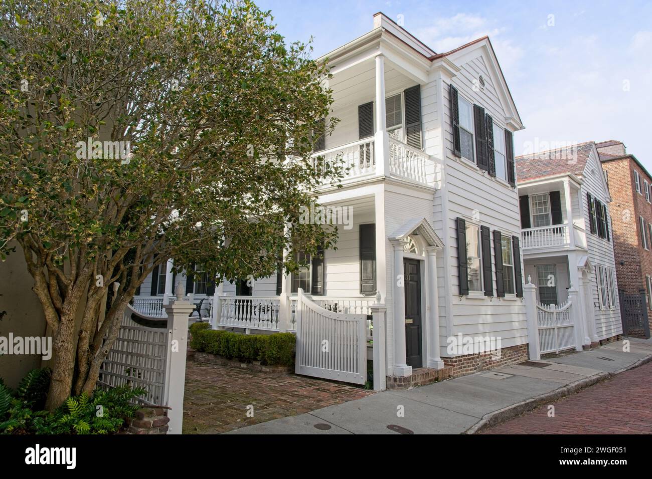 Charleston single house hi-res stock photography and images - Alamy