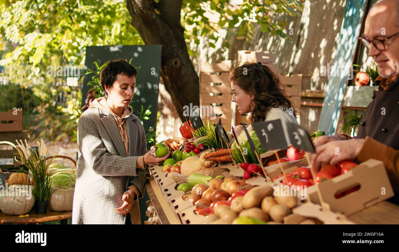 Farmer farmers talking american hi-res stock photography and images - Alamy