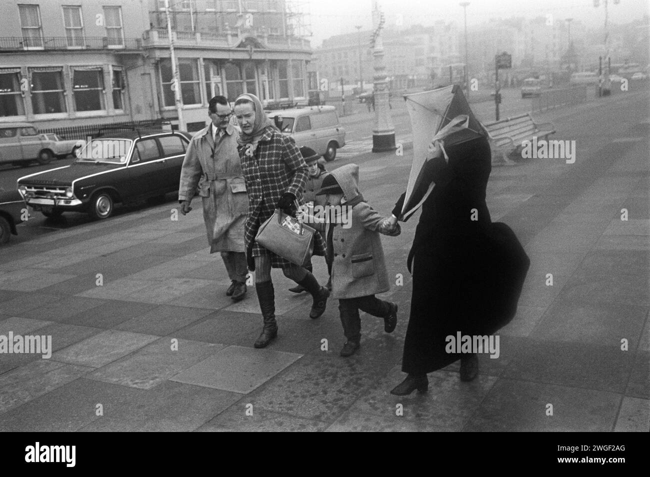 English family seaside 1960s hi-res stock photography and images - Alamy
