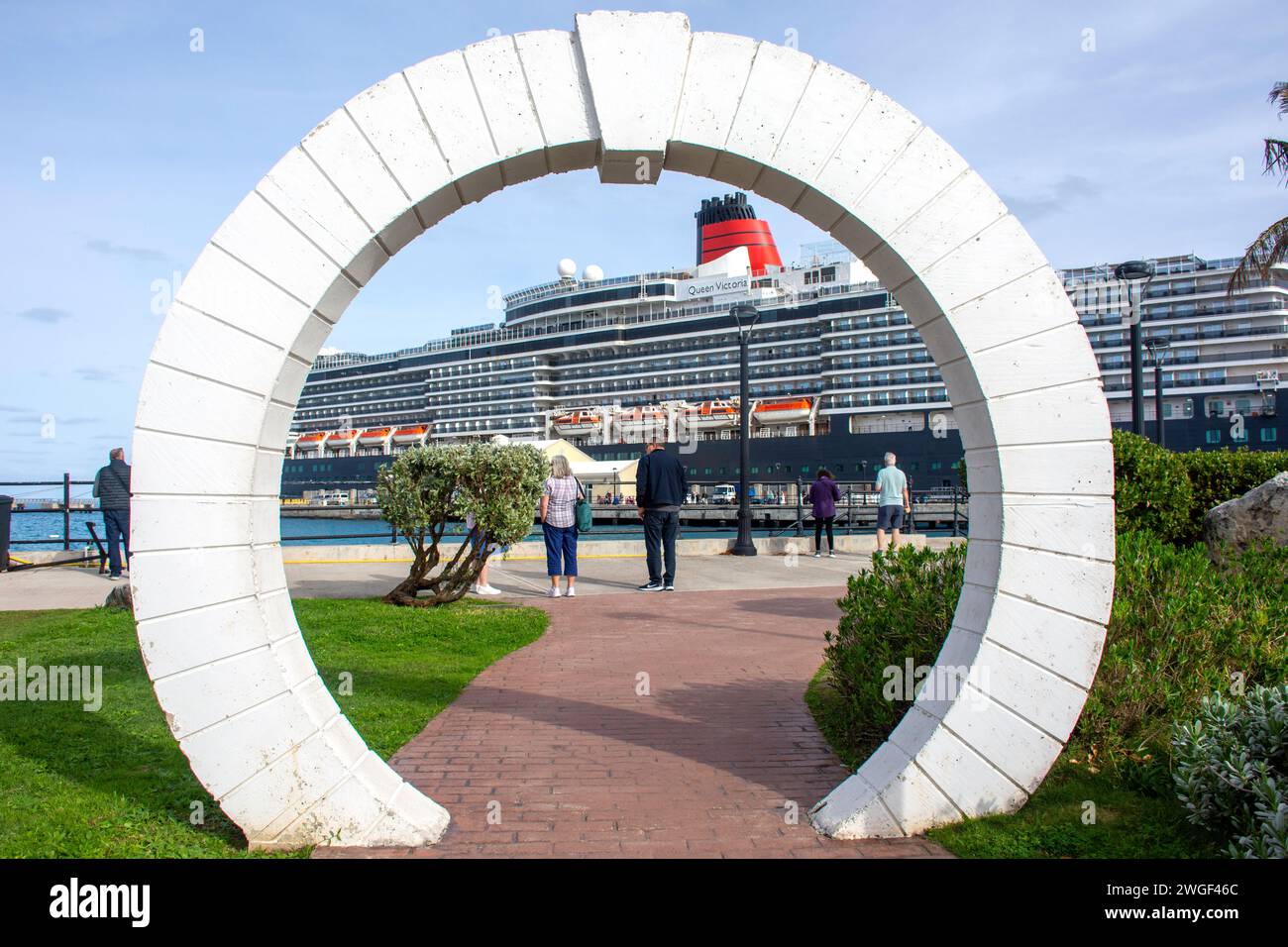 Bermudian Archway (Moongate) with Cunard Queen Victoria cruise ship ...