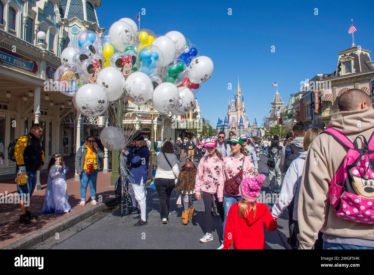 Disney balloon vendor, Main Street, U.S.A, Magic Kingdom, Walt Disney ...