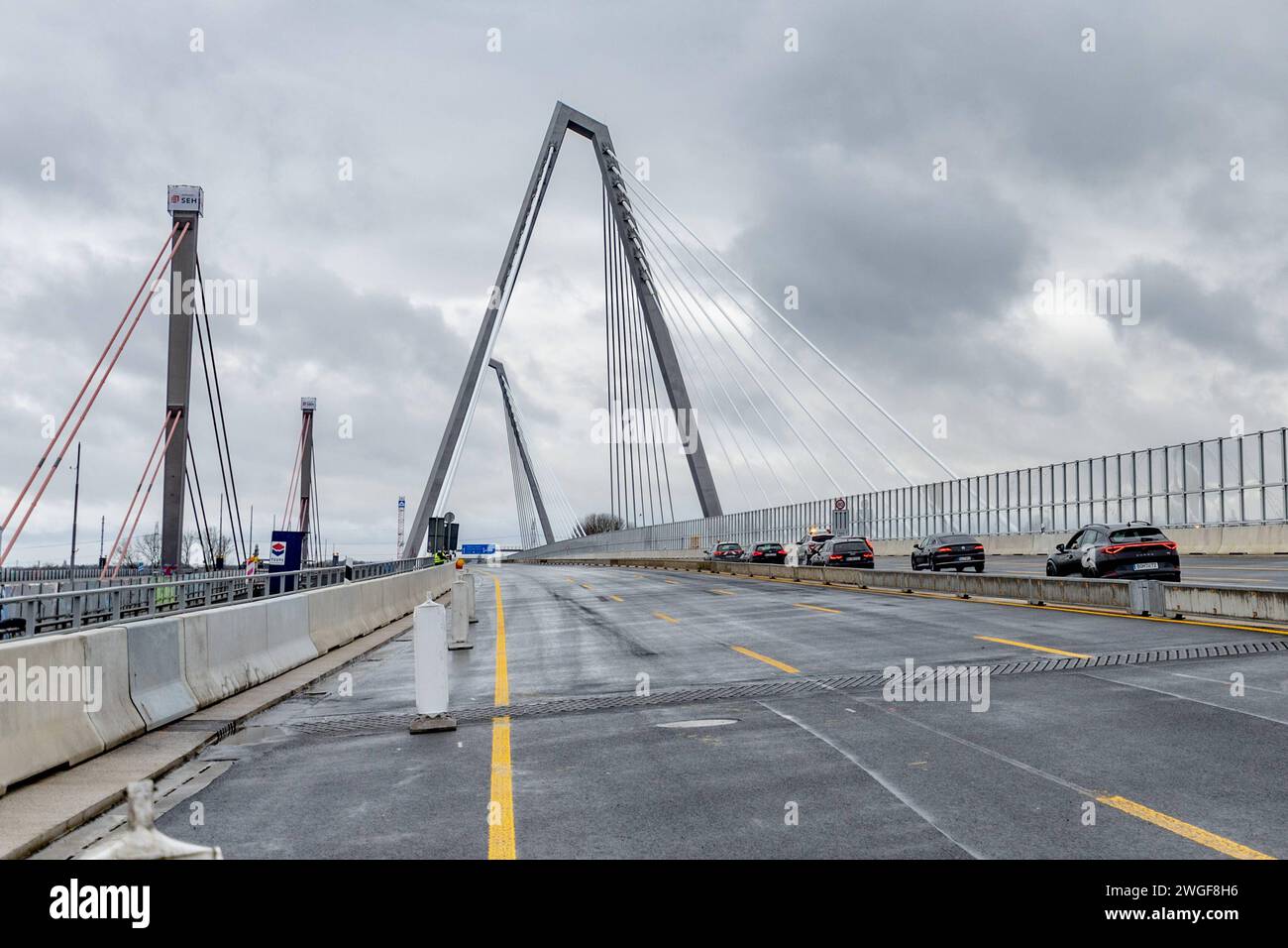 Erste Fahrzeuge befahren die freigegebene Brücke - Feierliche ...