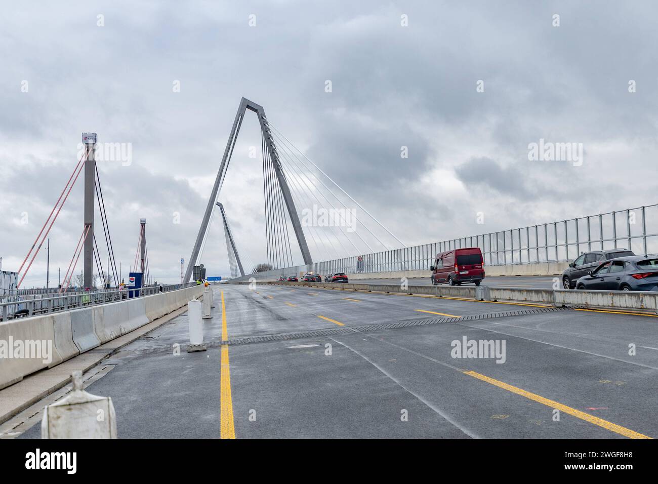 Erste Fahrzeuge befahren die freigegebene Brücke - Feierliche ...