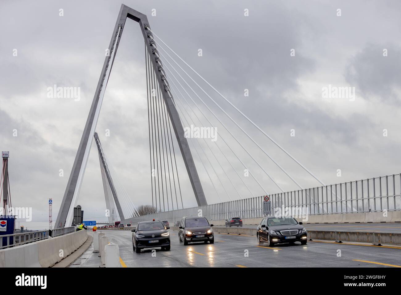 Erste Fahrzeuge befahren die freigegebene Brücke - Feierliche ...