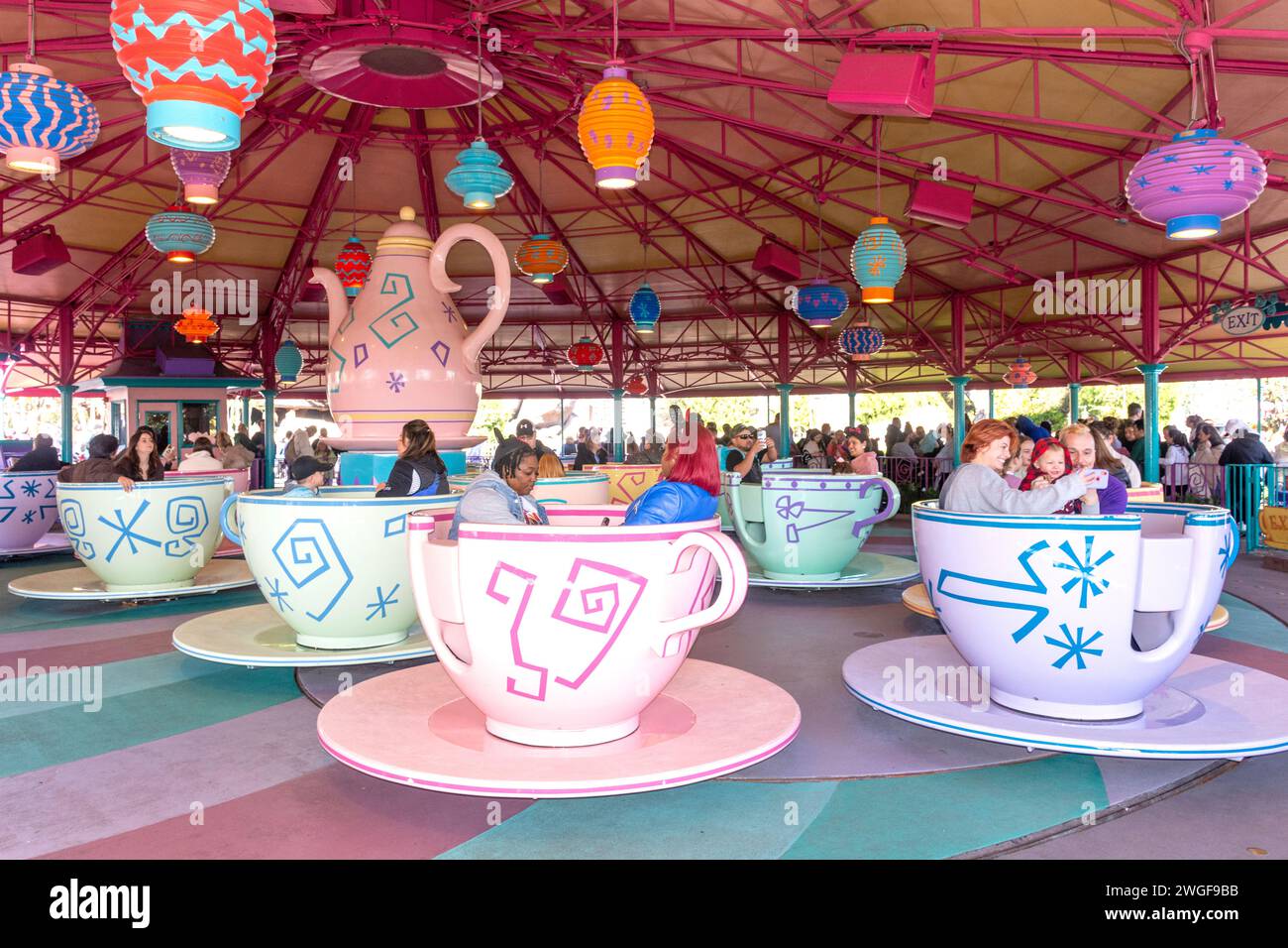 Mad Tea Party ride, Fantasyland, Magic Kingdom, Walt Disney World ...